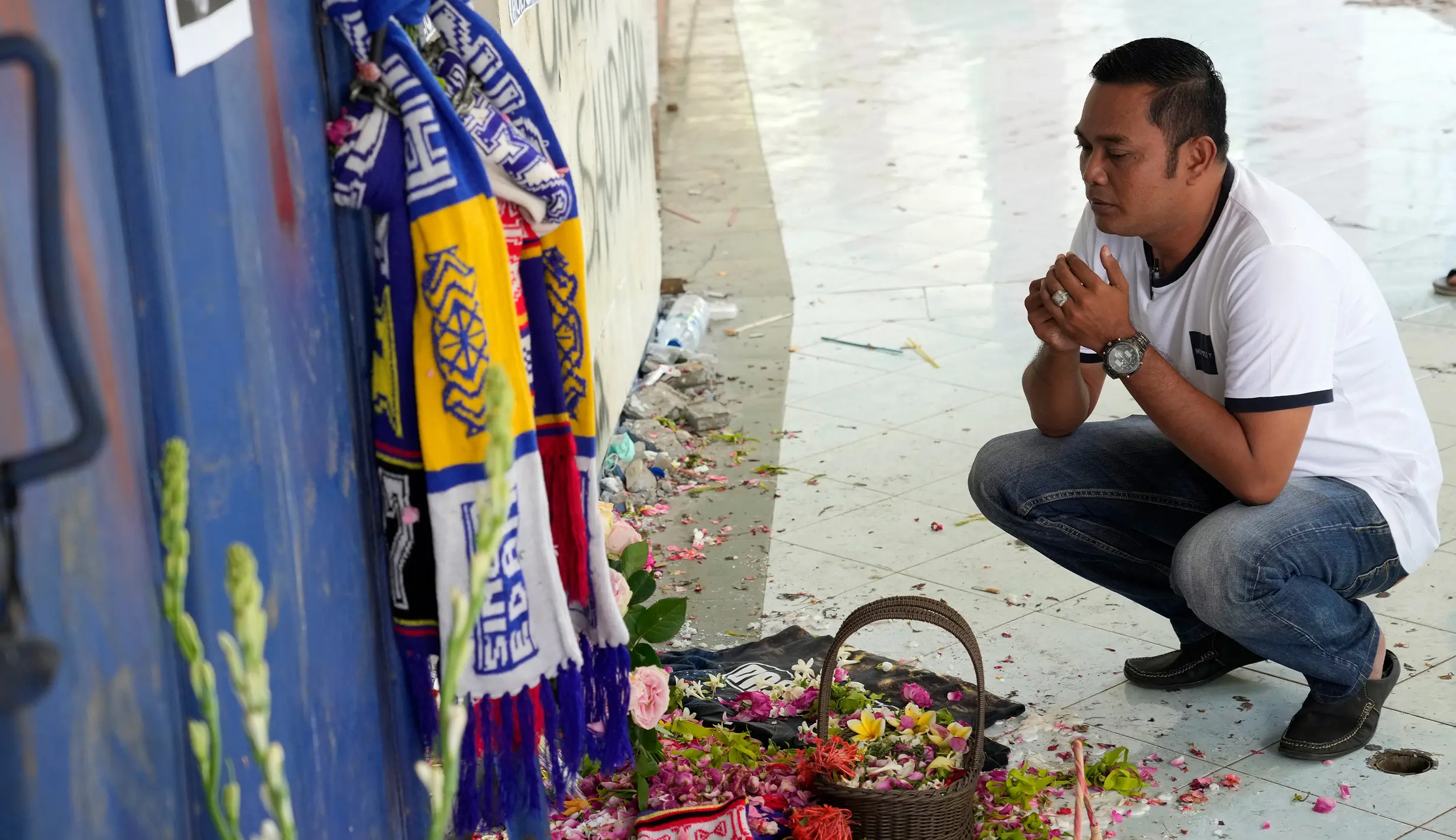 Bunga dan Doa untuk Korban Tragedi Kanjuruhan - Foto Liputan6.com