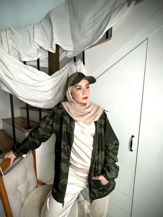 8 Gaya Hijab Stylish Praktis Putri Anne Bisa jadi Inspirasi untuk Lebaran dan Liburan - Photo ...