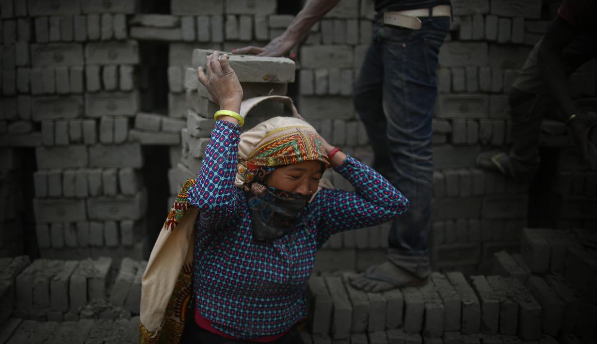 FOTO: Potret Pekerja Pabrik Batu Bata Nepal - Foto Liputan6.com