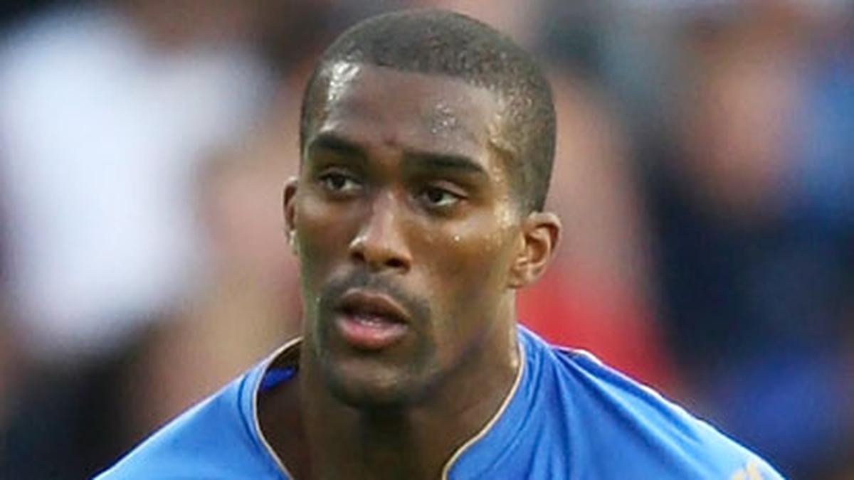 Distin Ancam Tinggalkan Fratton Park - Bola Liputan6.com