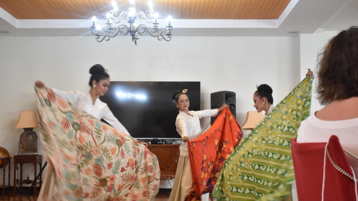 Para Istri Duta Besar Hadiri Fashion Show Batik di KBRI Manila - Global ...