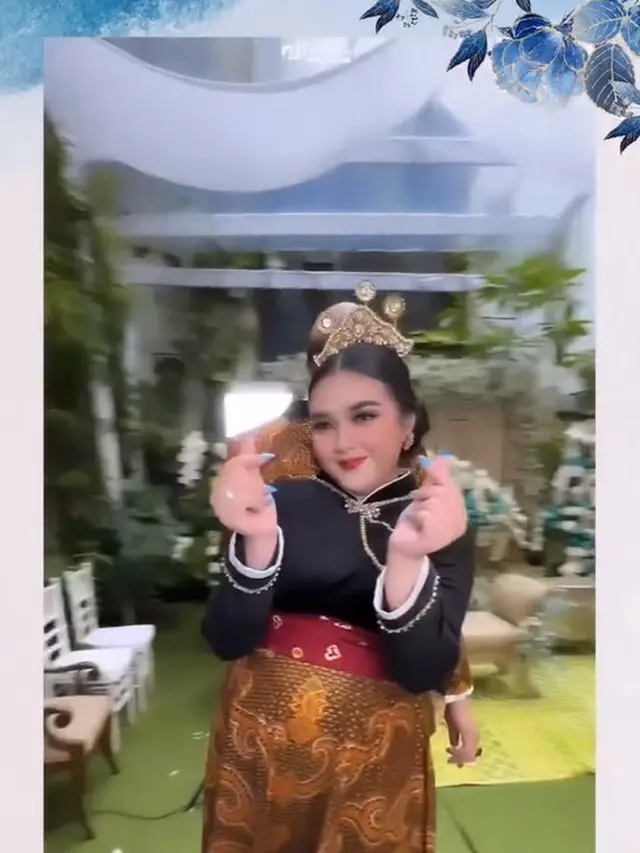 6 Model Kebaya Suci Winata Istri ke-4 Ari Sigit, Penampilan di Unduh ...