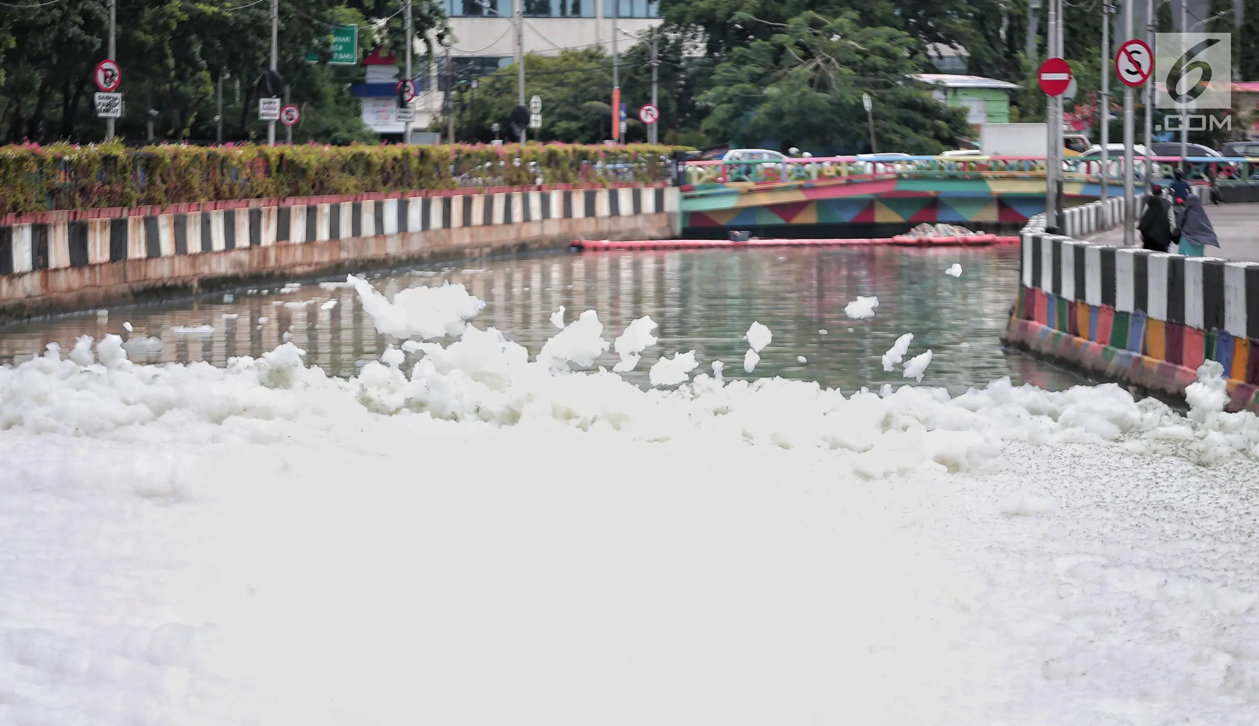 FOTO: Tercemar, Kali Item Penuh Busa - Foto Liputan6.com