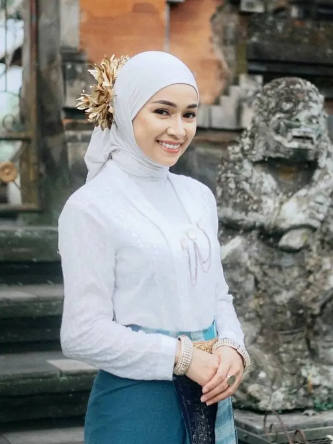 Jauh Dari Sorotan Publik, Intip Keharmonisan Foto Keluarga Aryani Fitriana Pakai Baju Adat Bali ...