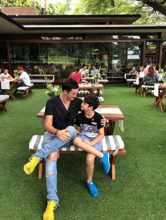 FOTO: Kompaknya Mike Lewis dan Anak Laki-lakinya, Kenzou Lion - Foto ...