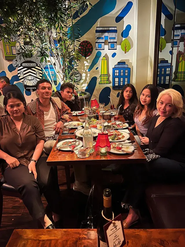 6 Momen Kebersamaan Jefri Nichol dan Keluarga yang Jarang Tersorot ...