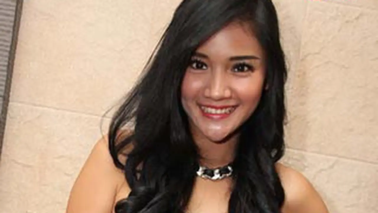 Gampang Keringetan, Fitri Ayu Pilih Sulam Alis - ShowBiz Liputan6.com