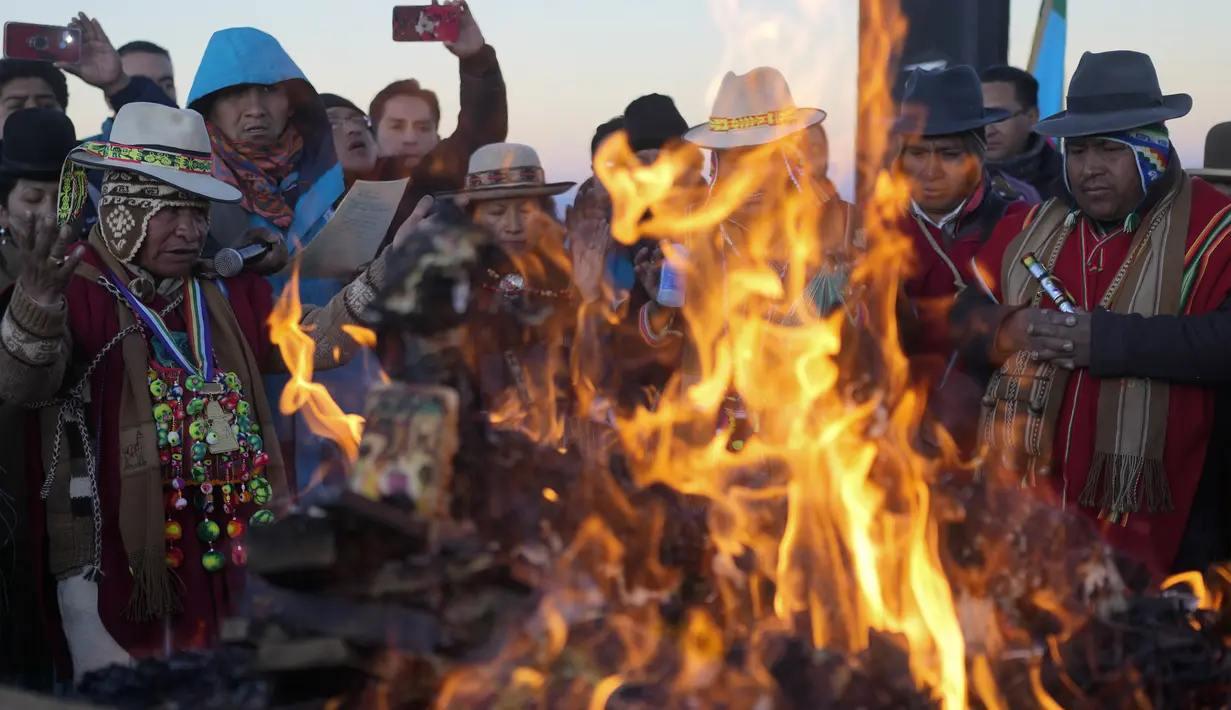 Melihat Ritual Titik Balik Matahari Suku Aymara di Bolivia - Foto ...