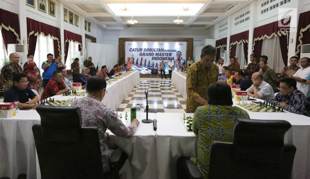 FOTO: Aksi Cerdas Barus saat Bertanding Catur Melawan Bambang ...