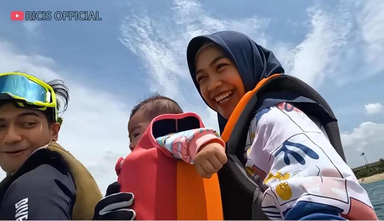 Potret Ria Ricis dan Ryan Ajak Baby Moana Pertama Naik Jet Ski hingga Perahu - Photo Fimela.com