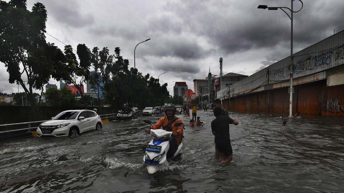 Diguyur Hujan, Sejumlah Ruas Jalan di Jakarta Barat Tergenang Air - Foto Liputan6.com