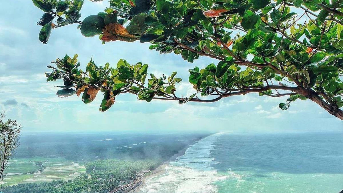 Puncak Bukit Hud, Tergoda Eloknya Kebumen