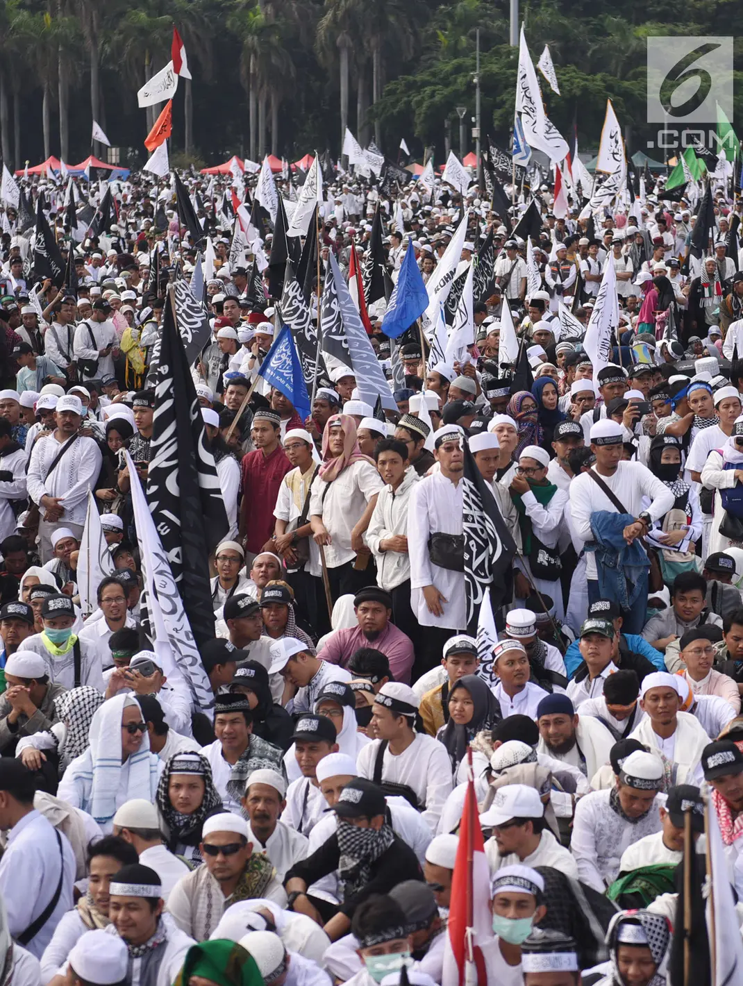 FOTO: Aksi Reuni 212 Penuhi Kawasan Monas - Foto Liputan6.com
