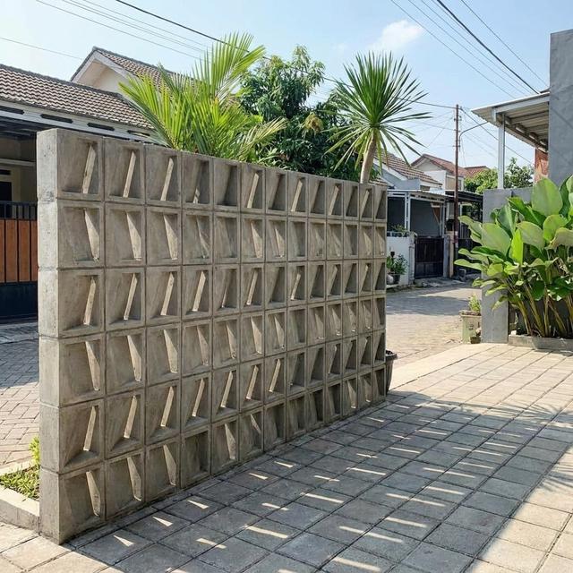 15 Model Pagar Rumah Beton Roster Berlubang Estetik Sirkulasi Udara ...