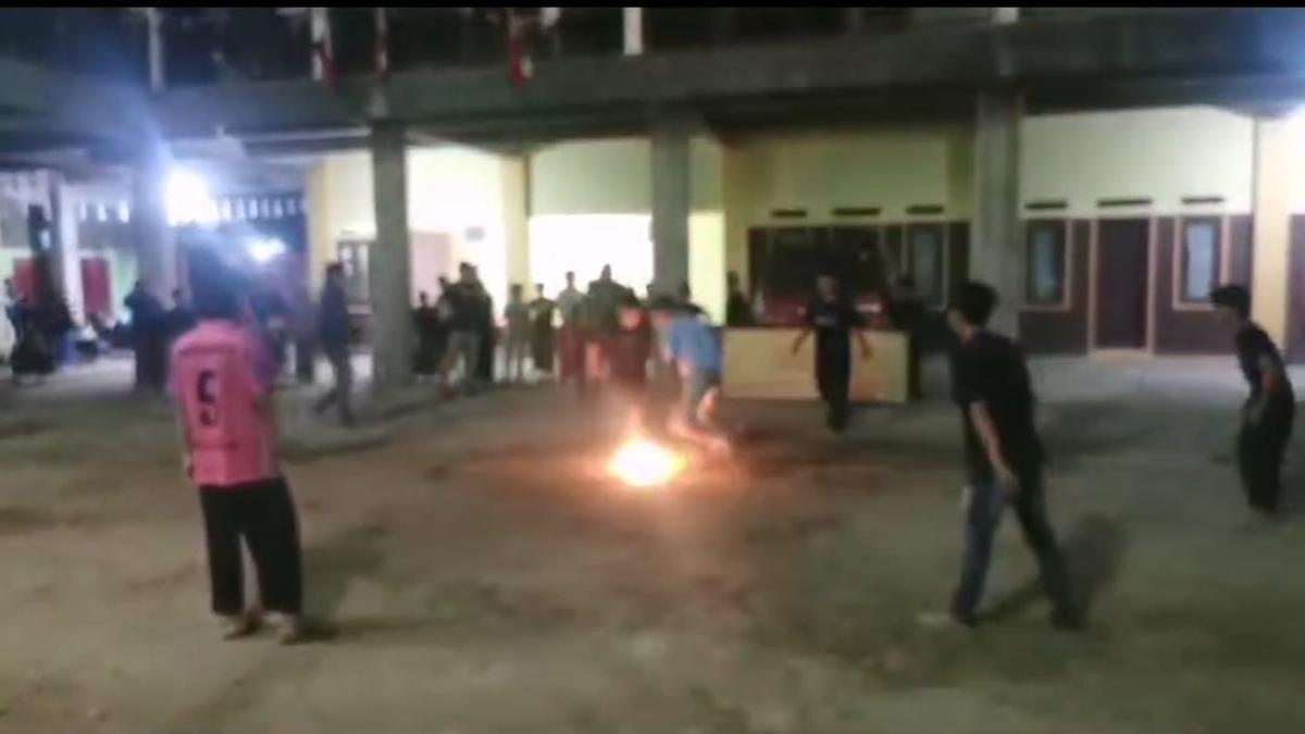 Ritual Khusus Santri sebelum Tanding Sepak Bola Api, Tradisi Pesantren di Garut pada Puncak ...