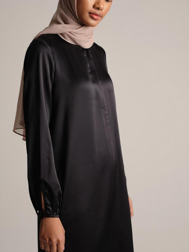 8 Model Dress Panjang Hitam Simple Elegan Muslim, Tips Tampil Anggun di ...