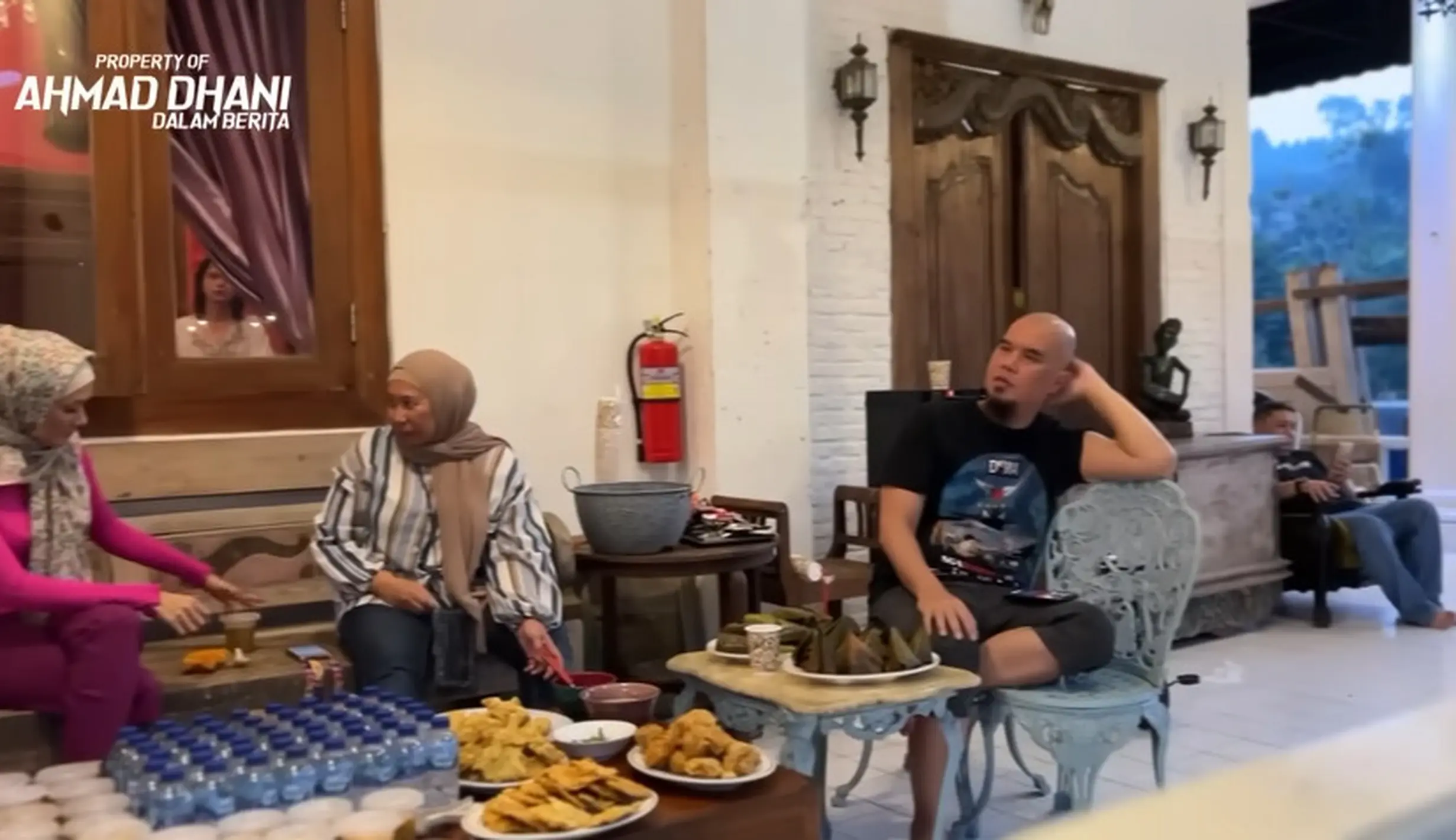 Potret Ahmad Dhani dan Keluarga Buka Bersama di Villa, Menu Lontong hingga Gorengan - Photo ...