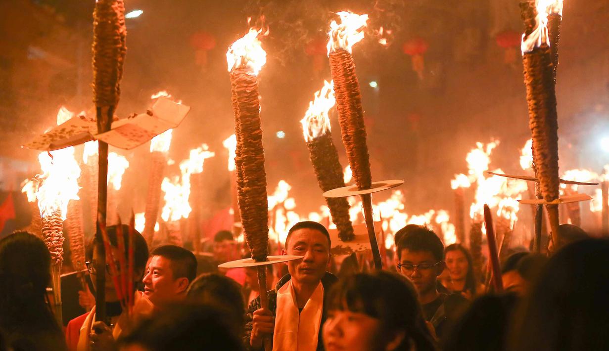 FOTO: Ratusan Warga China Ramaikan Parade Obor Tahun Baru - Foto ...
