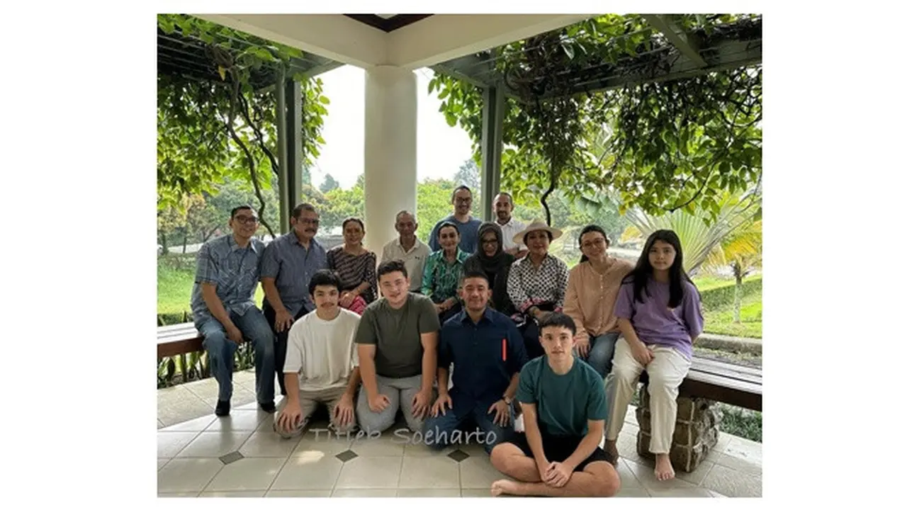 6 Potret Eno Sigit Anak Sigit Harjojudanto di Ultah Ayahnya, Dekat ...