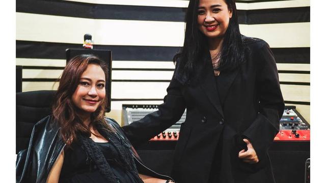 Jadi Vokalis Cokelat Band, Ini 6 Kebersamaan Astrid dan Ayu Ratna ...