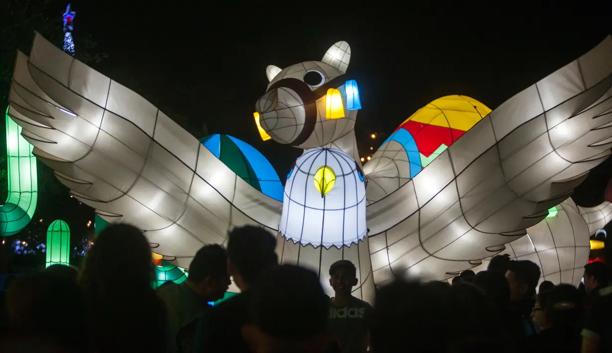 FOTO: Gemerlap Warna-warni Festival Lampu Termegah Sambut Natal di ...