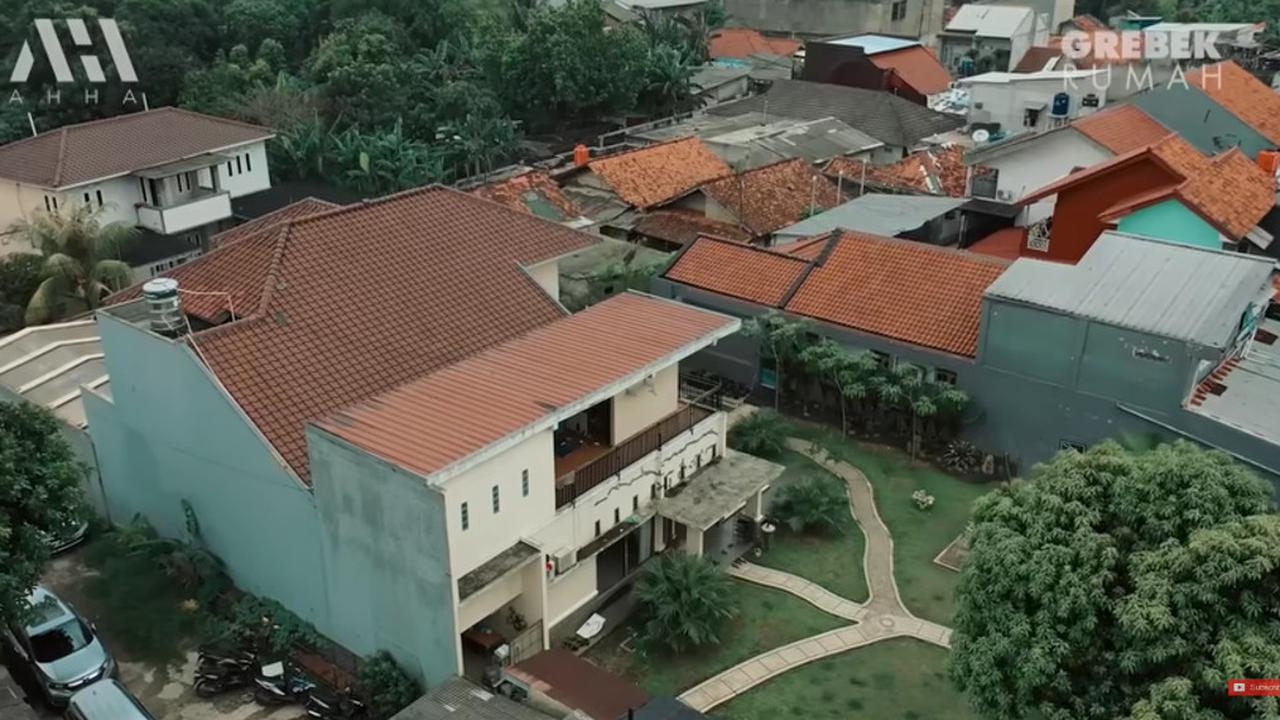 7 Potret Teras Depan Rumah Narji yang Elegan dan Hangat