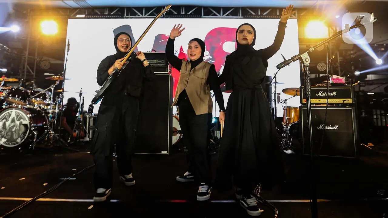 Voice of Baceprot Pakai Rompi Wastra Brand Ngawi Saat Catat Sejarah ...