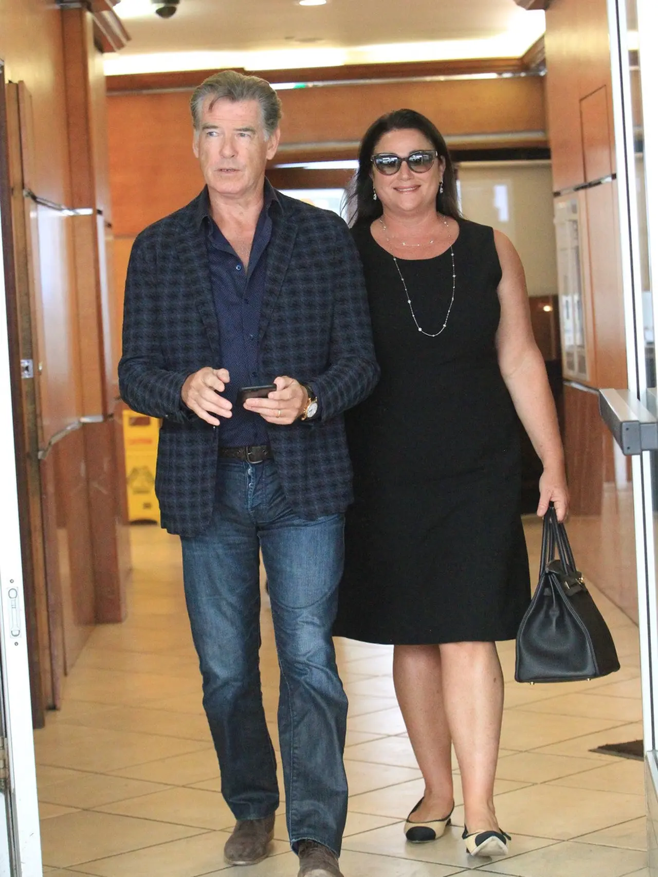 Potret Manis Pierce Brosnan dan Keely Shaye Smith Saling Cinta Sampai Tua