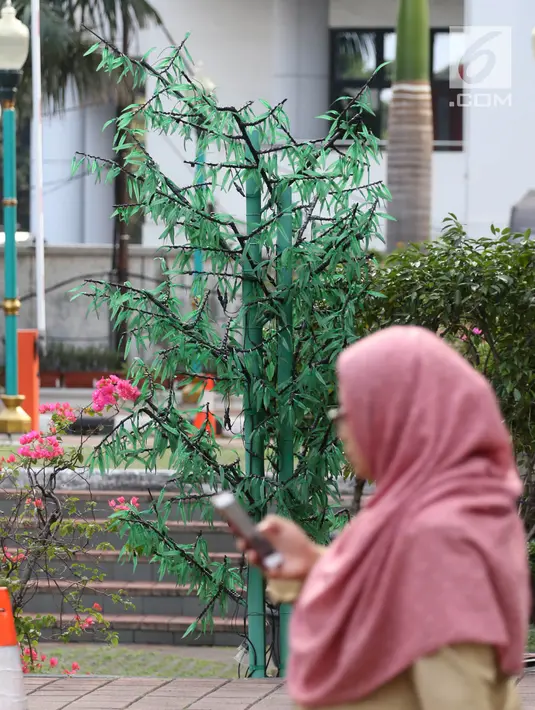 FOTO: Pohon Imitasi Kini Hiasi Balai Kota DKI Jakarta - Foto Liputan6.com