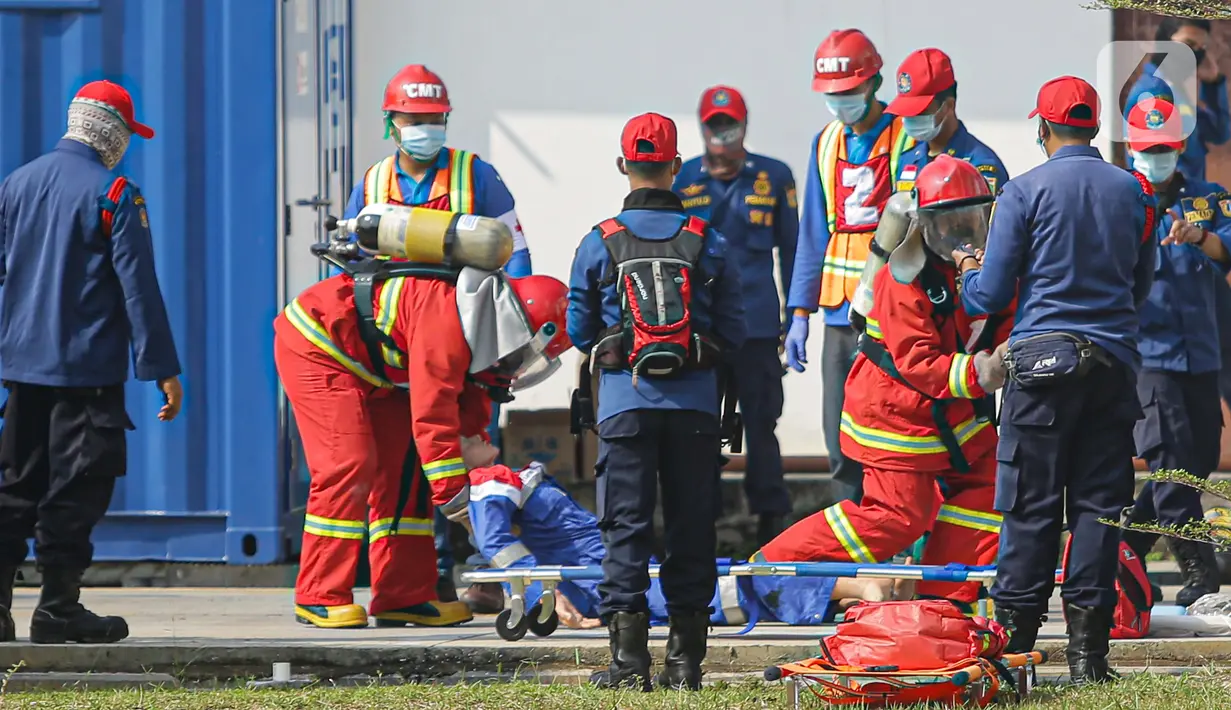 FOTO: Aksi Petugas Pemadam Kebakaran dalam Kompetisi Fire Safety Challenge - Foto Liputan6.com