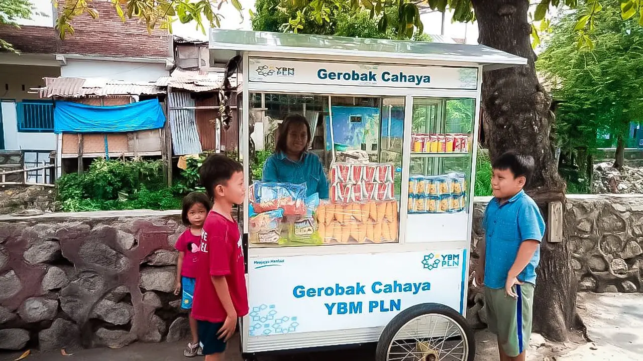 Dukung Pengembangan UMKM, YBM PLN Salurkan Bantuan Gerobak Cahaya di Lombok - Regional Liputan6.com