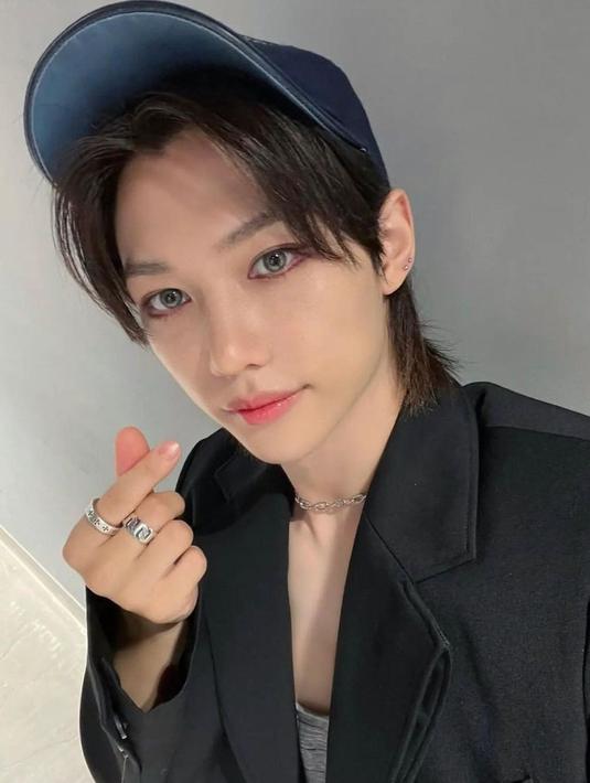 Potret Felix STRAY KIDS dengan Pose Finger Heart, Imut dan Menggemaskan ...