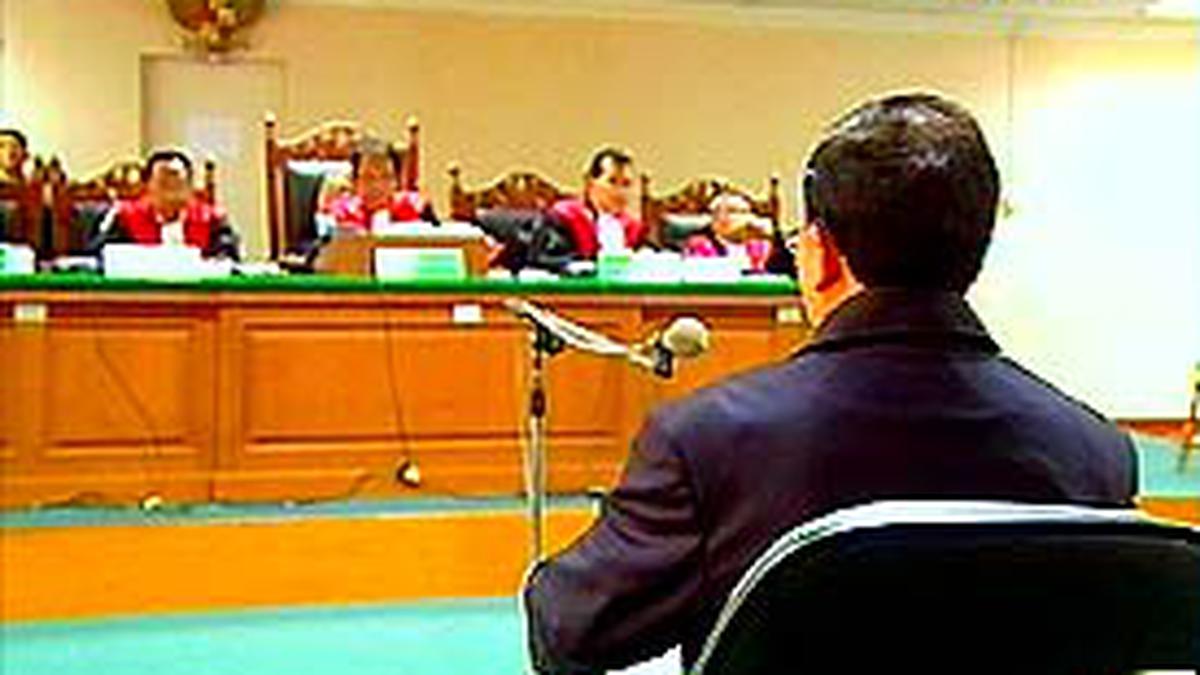 Hamid Awaluddin Mendekati Daan Dimara - News Liputan6.com