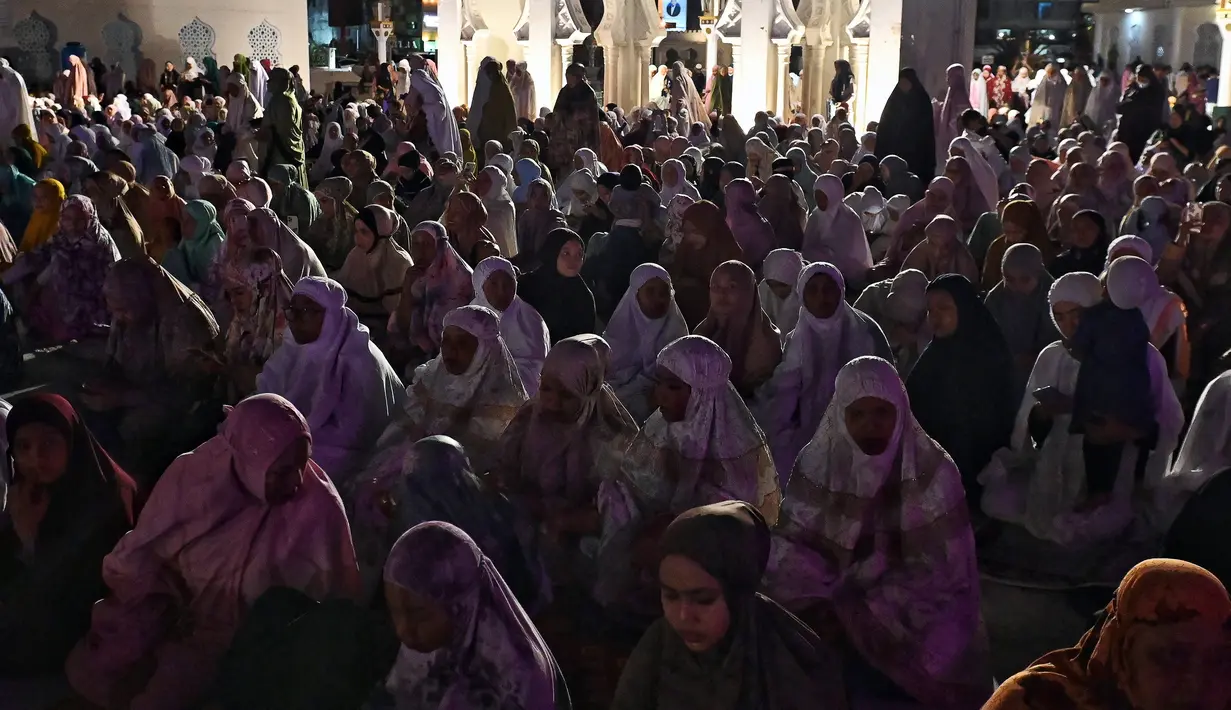 Suasana Sholat Tarawih Pertama Ramadhan di Masjid Raya Baiturrahman ...