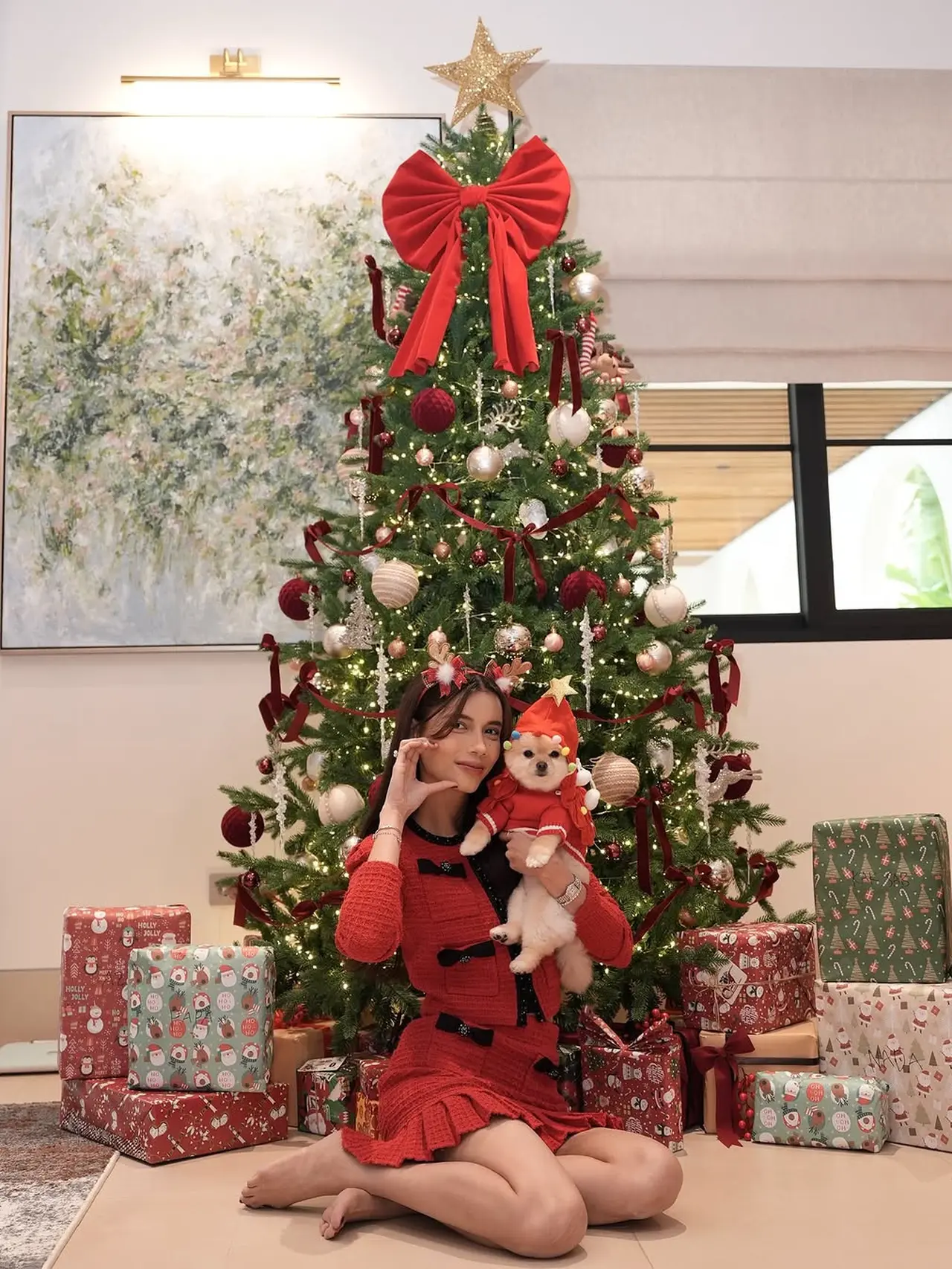 Rayakan Natal, Intip 7 Gaya Seleb Pose Depan Pohon Natal 2024 dari ...