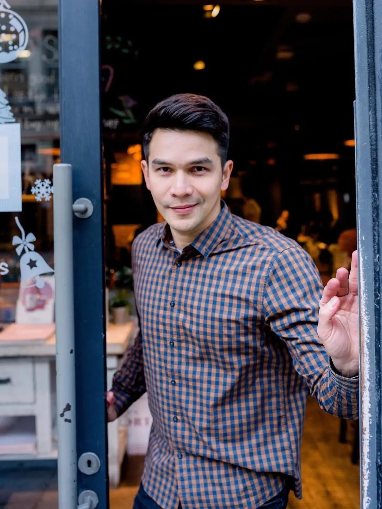 Jonathan Frizzy Memeluk Agama Islam Sejak 4 Mei 2012 - ShowBiz Liputan6.com