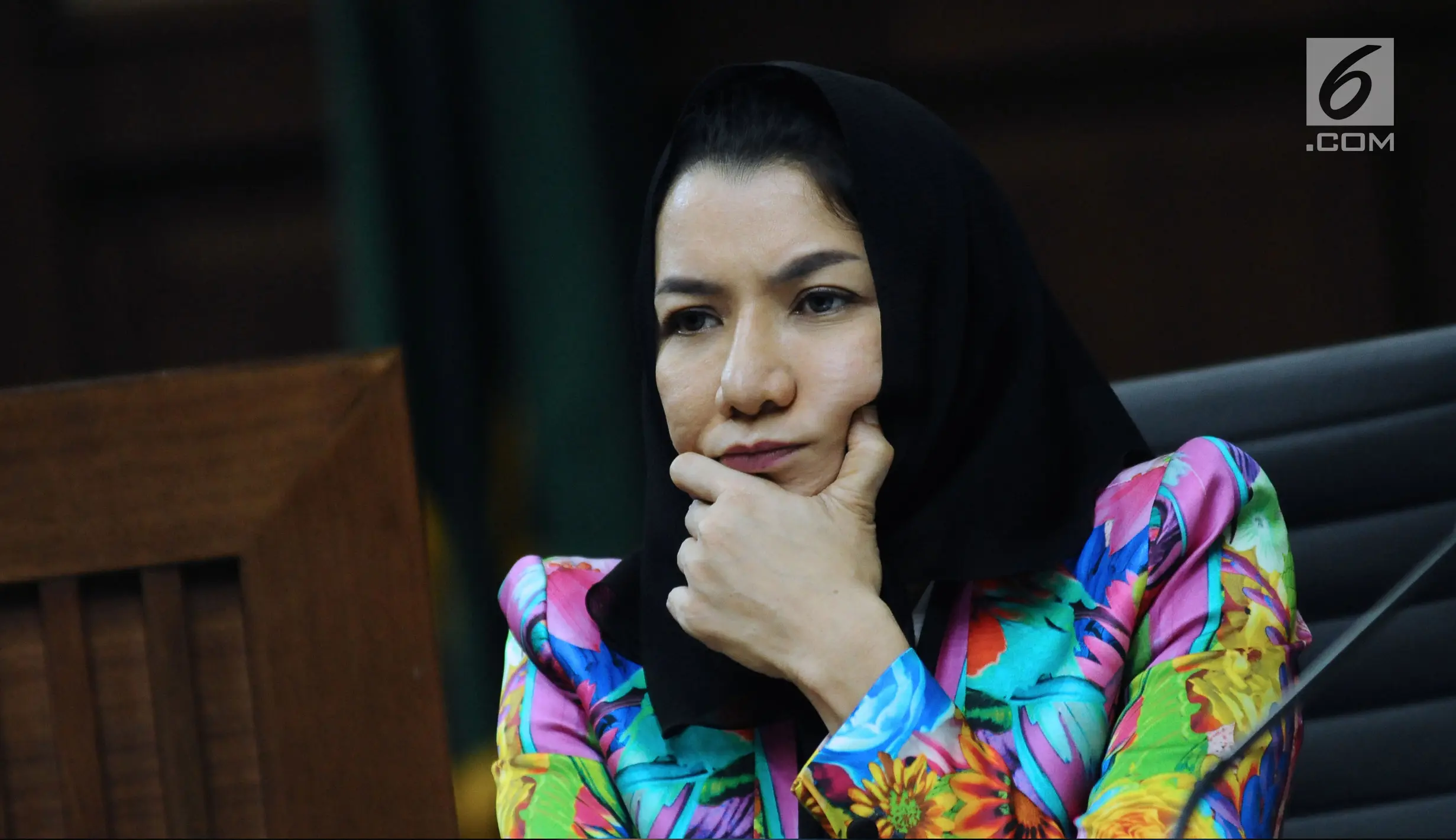 FOTO: Kenakan Blazer Bermotif, Bupati Rita Widyasari Jalani Sidang ...