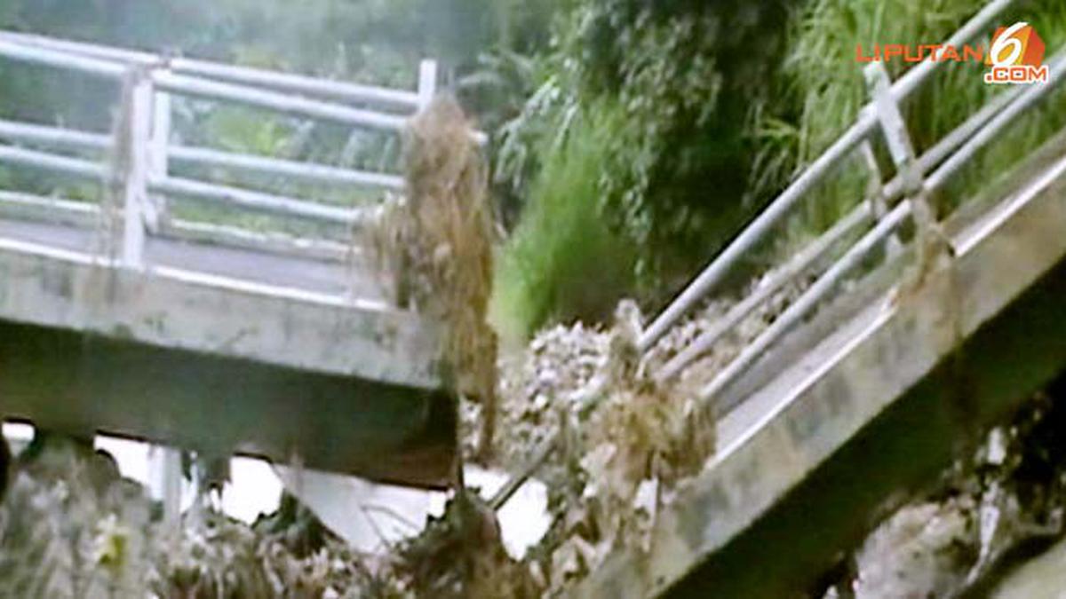 VIDEO: Jembatan Runtuh dan Patah Jadi 3 - News Liputan6.com