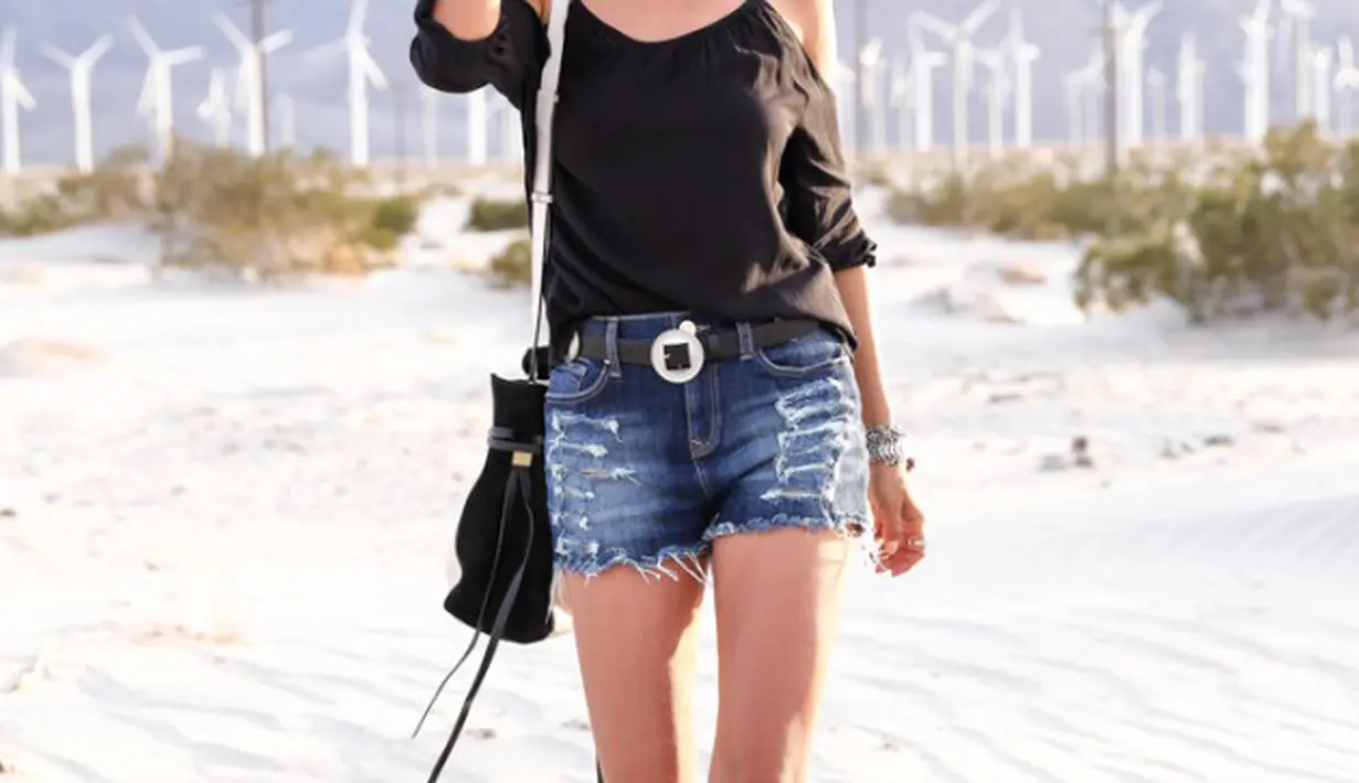 Tips Mix Match Baju Off-The-Shoulder Untuk Tampil Stylish