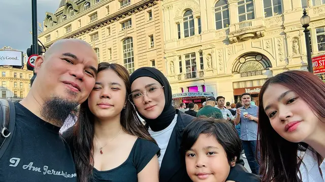 7 Potret Liburan Keluarga Ahmad Dhani Ke Eropa, Kocak Pakai Jepitan di ...