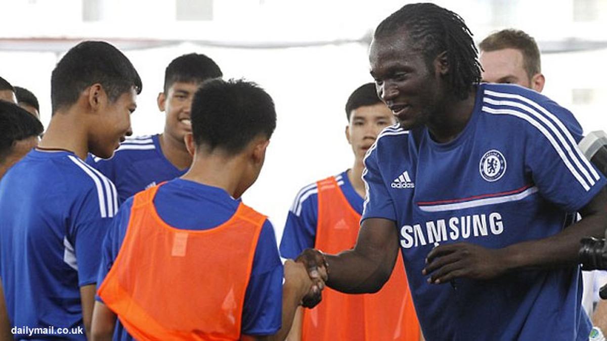 4 Pemain Chelsea Beri Latihan Anak-Anak Thailand