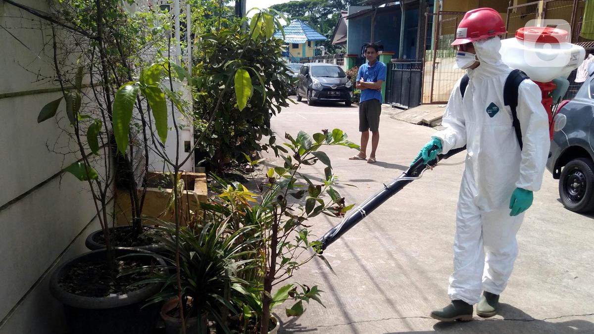 FOTO: PMI Kota Tangerang Semprot Disinfektan di Lingkungan Bekas Banjir ...