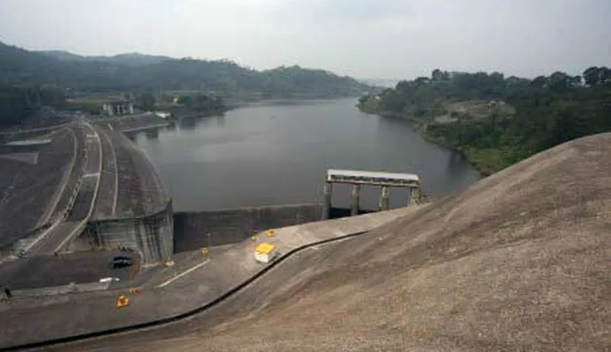 Waduk Saguling tampak dari atas yang menampung air untuk mengoperasikan ...