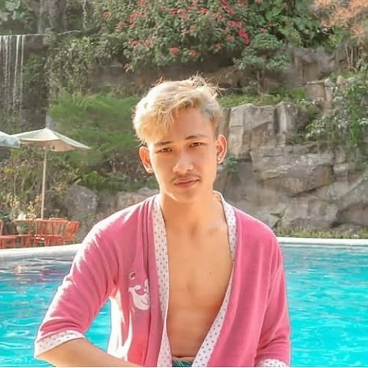 YouTuber Ferdian Paleka Beri Paket Sembako Isi Sampah kepada Waria ...