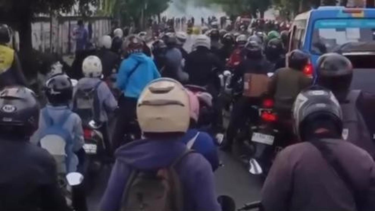 Tawuran Dekat Stasiun Klender Dibubarkan, Petasan sampai Busur Panah Disita
