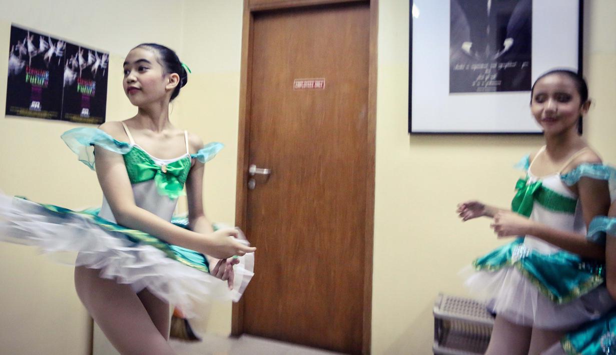 FOTO: Potret di Balik Layar Para Penari Balet Namarina - Foto Liputan6.com