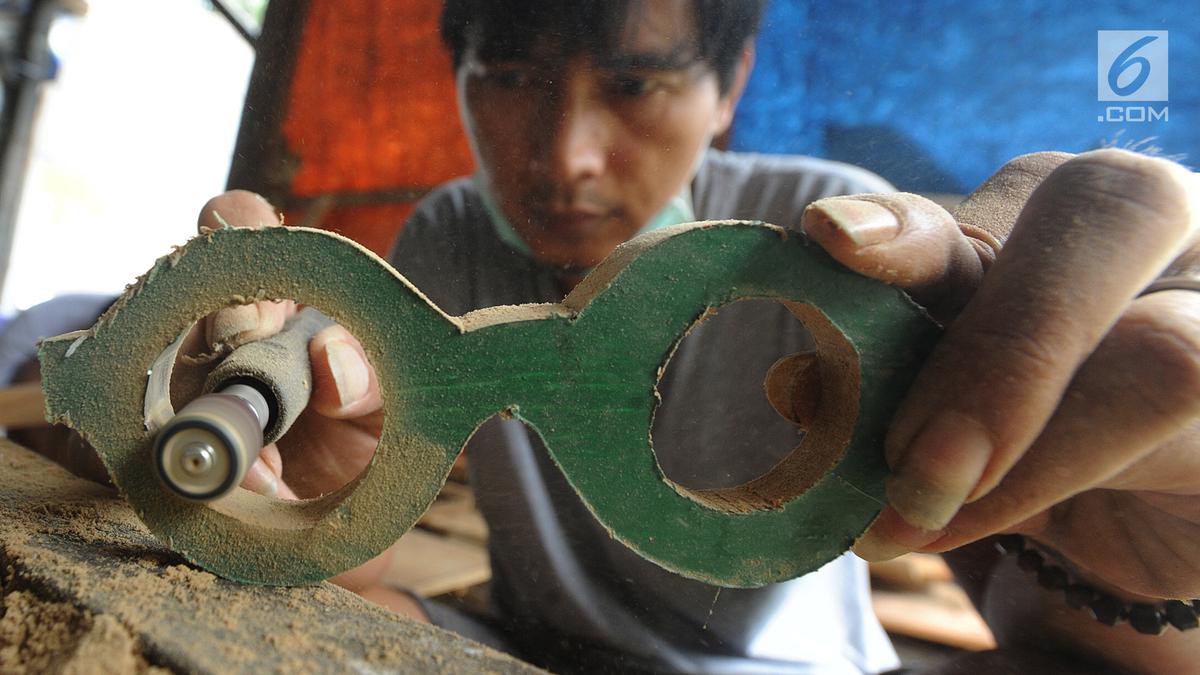 FOTO: Menyulap Limbah Kayu Jadi Frame Kacamata - Foto Liputan6.com