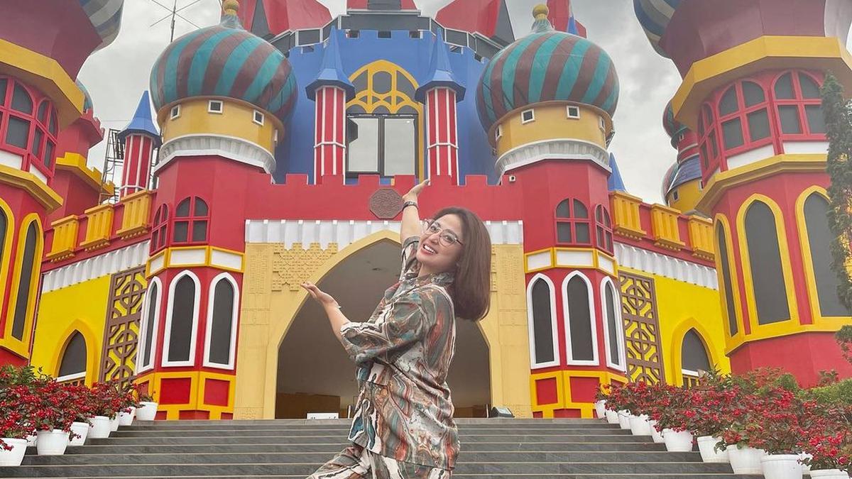 10 Potret Wisata Taman Bunga Milik Dewi Perssik, Keren Banget Kerajaan Dewi