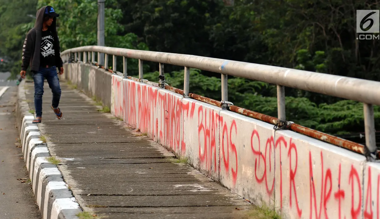 Dinding Jembatan Layang HR Rasuna Said Dipenuhi Coretan - Foto Liputan6.com