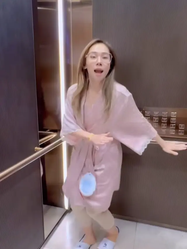 7 Potret Terbaru Cherly Juno ‘Cherrybelle’ Oplas Perut di Korea, Pangkas Gelambir - Hot Liputan6.com